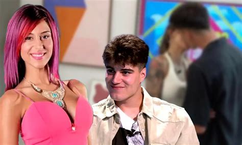 El Descuido De Bea Retamal Ante Las Cámaras Mientras Le Da Un Masaje A