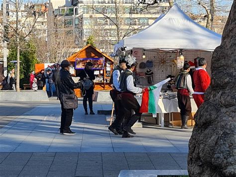 Дядо Коледа събра джуджетата от кв Кумлука и ги поведе по центъра на