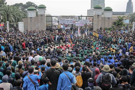 Foto Rusuh Saat Mahasiswa Unjuk Rasa Tolak Penundaan Pemilu 2024