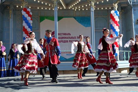 La Danza Cosaca En Ropa Tradicional Pyatigorsk Rusia Foto De Archivo