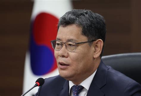 김연철 장관 남북 보건의료협력 의지 재확인가능한 것부터 차근차근 아주경제