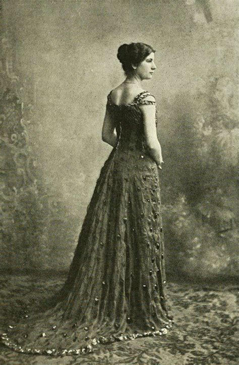 1901 Victorian Edwardian Lady With Beautiful Dress And Train Fotos