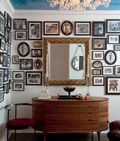 3-bilderrahmen-wand-kronleuchter-schrank-retro-teppich-fotos Eclectic ...