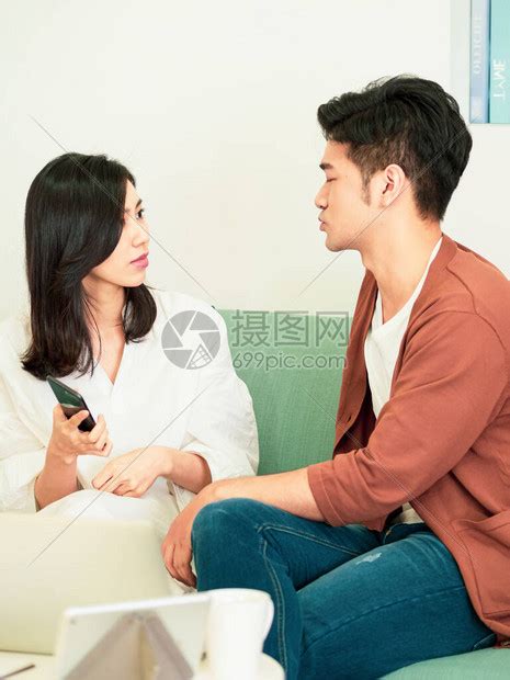 年轻夫妇在家里意见不合高清图片下载 正版图片504384825 摄图网