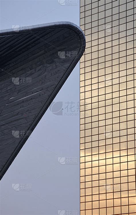鹿特丹中央车站屋顶角和荷兰国家大厦