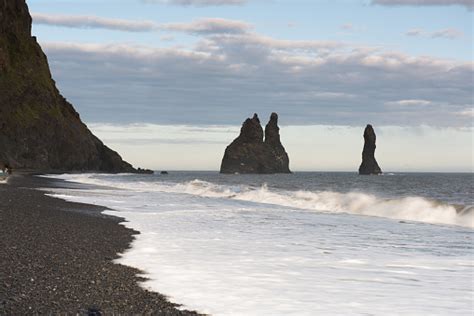 바다 스택 및의 동쪽 Reynisfjara 검은 모래 해변 남부 아이슬란드에 Vik 근처 현무암 Clifs 0명에 대한 스톡