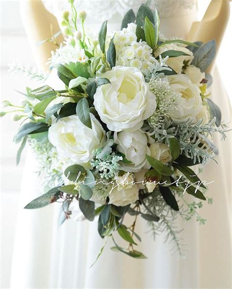 Weddingbouquetjp Instagram「 お花もグリーンもたくさん使った、ボリュームたっぷりのナチュラルクラッチ