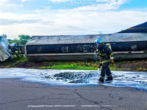 Pipa Volcó Y Derramó Combustible En Carretera Hacia Santa Elena