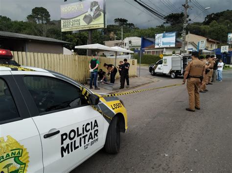 Homem é morto mais de dez tiros em ponto de ônibus de Curitiba