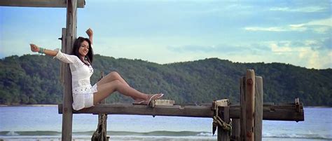 Trisha Happy New Year Kuruvi Sexy Cleavage And Dusky Navel Show Bluray Caps