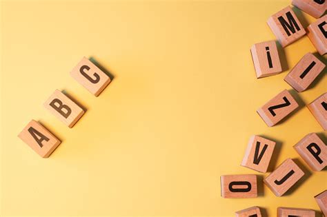 노란색 배경과 복사 공간이있는 나무 편지 블록 더미에서 가져온 단어 Abc 가로세로 낱말퍼즐에 대한 스톡 사진 및 기타 이미지
