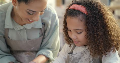 도자기 도우미 어머니 교사와 창의적인 스튜디오의 소녀 엄마와 함께 일하는 도자기 수업 어린이 학습 및 조각 워크샵은 행복 지원 및 학생 보살핌을 함께 돕습니다 2명에 대한