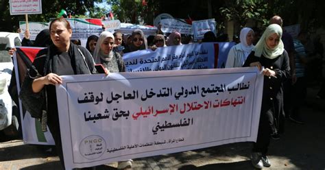 بالصور تظاهرة في غزة تستنكر جريمة الاحتلال بحق نساء الخليل وتطالب
