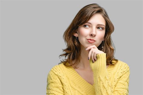 명확한 배경에 스튜디오에서 노란색 점퍼에 백인 젊은 여성 감정에 대한 스톡 사진 및 기타 이미지 감정 개념 개성 개념