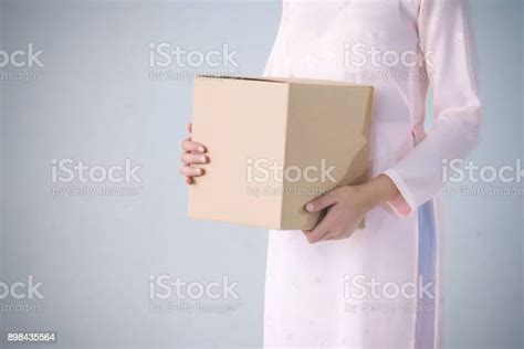 분홍색 드레스와 베트남 모자 상자를 들고 아름 다운 여자 개념에 대한 스톡 사진 및 기타 이미지 개념 건강한 생활방식