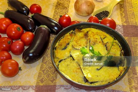 뜨거운 준비 Moussaka 야채와 매운 나물 제빵에 대 한 양식에서 저녁 빛 Moussaka전통적인 그리스 요리 단계 조리