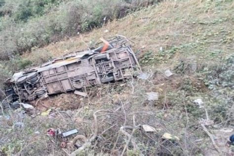 Al Menos 10 Muertos Al Precipitarse Un Bus Por Un Barranco En Perú