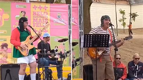 Losing my torta de jamón banda de rock se disfrazó de personajes del Chavo del y se hizo