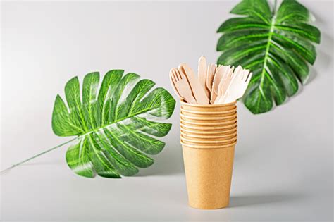 회색 배경에 에코 천연 종이 컵 지속 가능한 라이프 스타일 개념 제로 폐기물 플라스틱 무료 항목 플라스틱 오염을 막습니다 복사 공간 템플릿 모형 0에 대한 스톡 사진 및