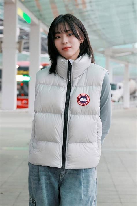 패션엔 걸그룹 있지 올 겨울도 얼죽숏 더 짧고 힙한 숏패딩룩 상해 출국