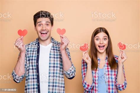 캐주얼 쾌활한 빨간 머리 세련된 귀여운 매력적인 아름다운 부부의 사진은 베이지 색 파스텔 배경을 통해 고립 된 새로운 작은 빨간
