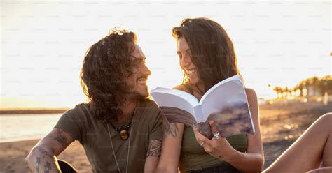 데이트에 아름 다운 행복 한 커플 열대 해변에서 책을 읽고 여름 방학 분위기 일몰 시간 사진 Unsplash의 스페인 이미지