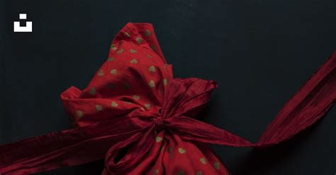 블랙 표면에 빨간색과 금색 물방울 무늬 졸라매는 끈 팩 사진 Unsplash의 무료 크리스마스 이미지