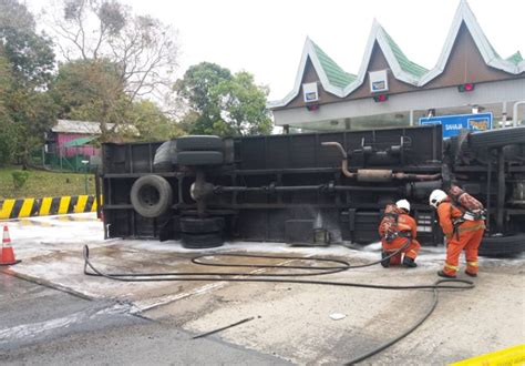 Truck With Hazardous Material Overturns At Ayer Keroh Toll Plaza The Star