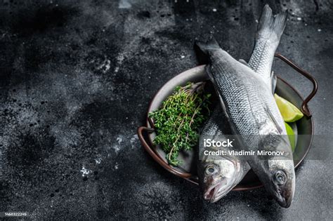 Bass Laut Mentah Segar Ikan Labrax Dengan Bumbu Dan Jeruk Nipis Latar