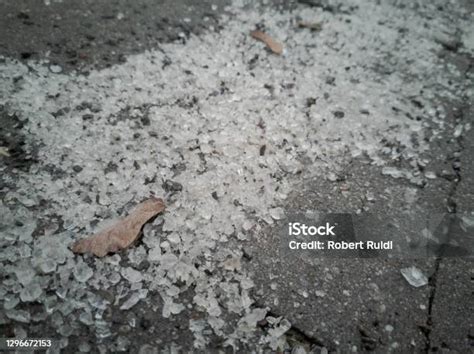 겨울에는 눈 덮인 얼음 포장에 도로 소금과 자갈의 세부 사항 0명에 대한 스톡 사진 및 기타 이미지 0명 거리 겨울 Istock