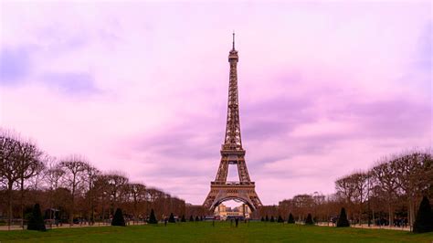 프랑스 파리의 샹 드 마르스 은 흐린 일몰 풍경을 보여줍니다 0명에 대한 스톡 사진 및 기타 이미지 Istock