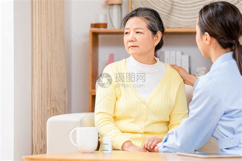 护工安慰年迈老奶奶高清图片下载 正版图片501533723 摄图网