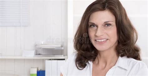 Portret Van Vrij Oudere Vrouw Op Witte Achtergrond Stock Foto Image