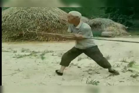 农村大爷晨练家传棍术，力度铿锵有力，招招精湛棍术力度家传