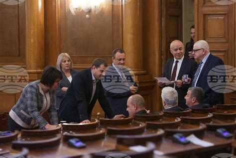 Парламентът събра кворум за започване на заседанието от третия опит Утро