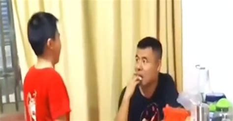 Bố đứng Hình Khi Con Trai Miêu Tả Bị Mẹ đánh