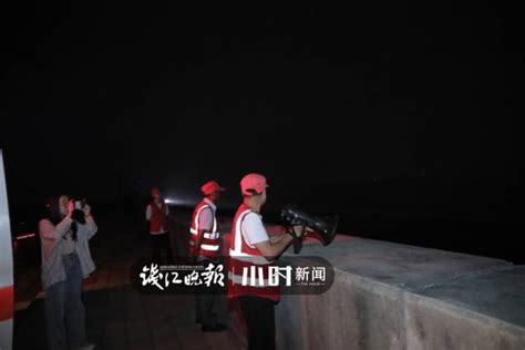 钱塘江边有人冒死抢潮头鱼 志愿者喊破嗓子不上岸 搜狐大视野 搜狐新闻
