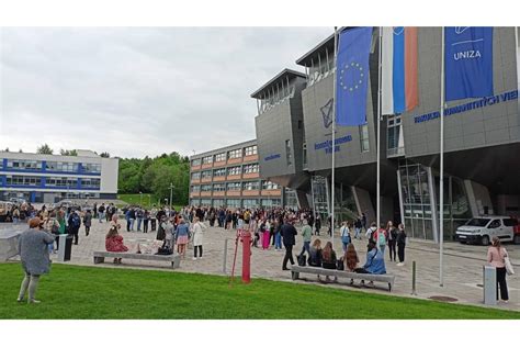 Foto Evakuácia študentov Zo Žilinskej Univerzity V Žiline Žilinaksk