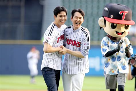 ‘헌트 이정재×정우성 23년 절친의 다정한 투샷 “영화 포스터 찍는 줄”