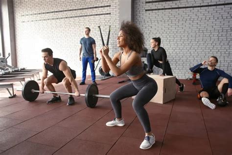 Fotos De Pessoas Fazendo Exercícios Imagens De Pessoas Fazendo
