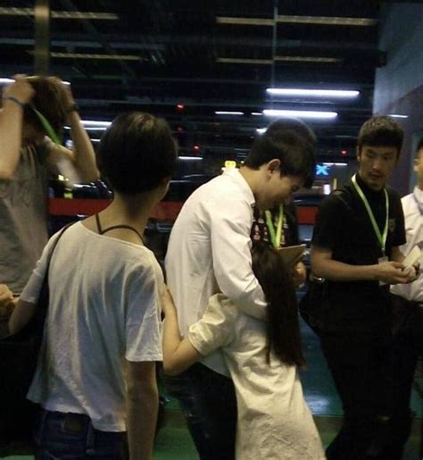 何炅演話劇，張杰黃磊女兒來探班，何炅開心到爆表 每日頭條