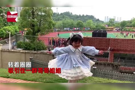 萌娃穿公主裙路过学校，吸引一群哥哥姐姐拍手称赞，互动超有爱萌娃哥哥姐姐