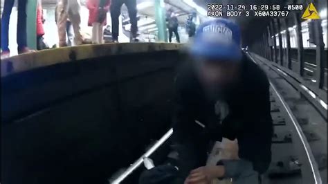 Nueva York Policías Y Pasajeros Salvaron A Un Hombre Que Cayó A Las
