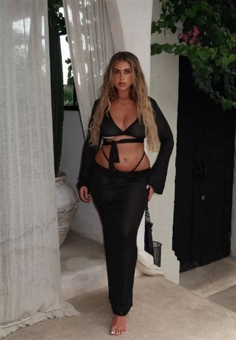 Model Flaunts Tummy In Crop Top And Fans Are Obsessed With Her Hip