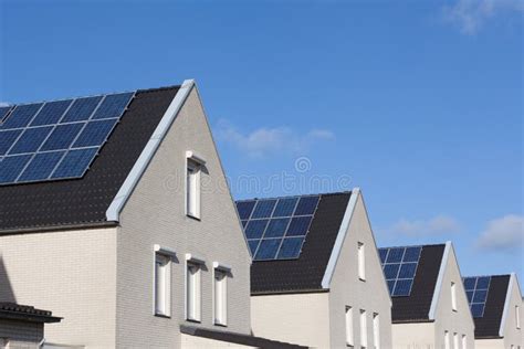 Casa De La Familia Con Los Paneles Solares Imagen De Archivo Imagen