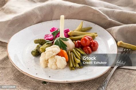 야채 오이 토마토 마늘 콜리플라워 보존 식품을 식탁보에 흰 접시에 절인 0명에 대한 스톡 사진 및 기타 이미지 0명 건강한