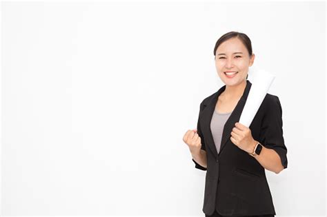 문서를 들고 검은 양복을 입고 흰색 배경과 복사 공간에 성공 뭔가 행복을 입고 아름다운 아시아 비즈니스 여성 자신감 아시아 일하는 여자 미소와 쾌활한 여자 사업가에 대한