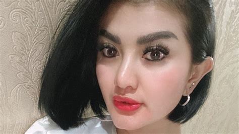 Tak Kalah Cantik Dari Adik Adiknya Intip Profil Dan Perjalanan Karir Biduan Gina Youbi