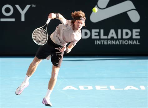 Djokovic Parte In Scioltezza Rublev Vestito Di Nuovo Esce Di Scena