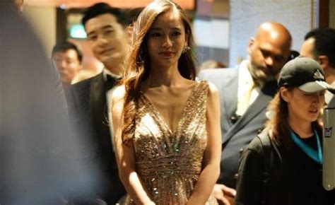 杨颖发文坐实婚变，感情早已出现端倪，与黄晓明各玩各的互不打扰网友回应送祝福